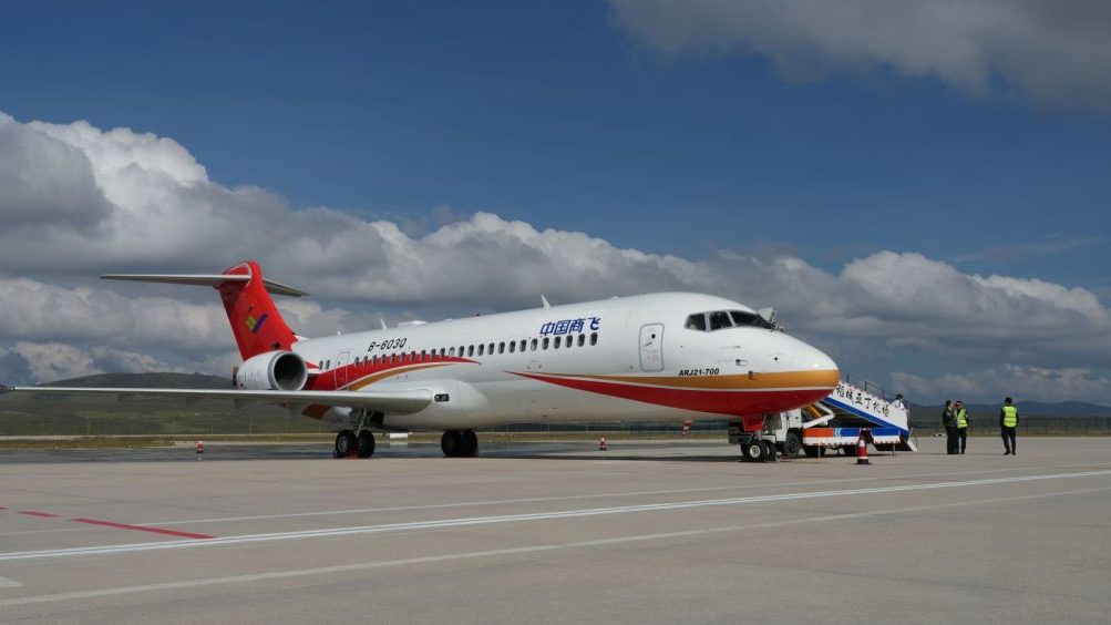 中国国产支线客机ARJ21 飞抵世界海拔最高民用机场 - 国际 - 带你看世界